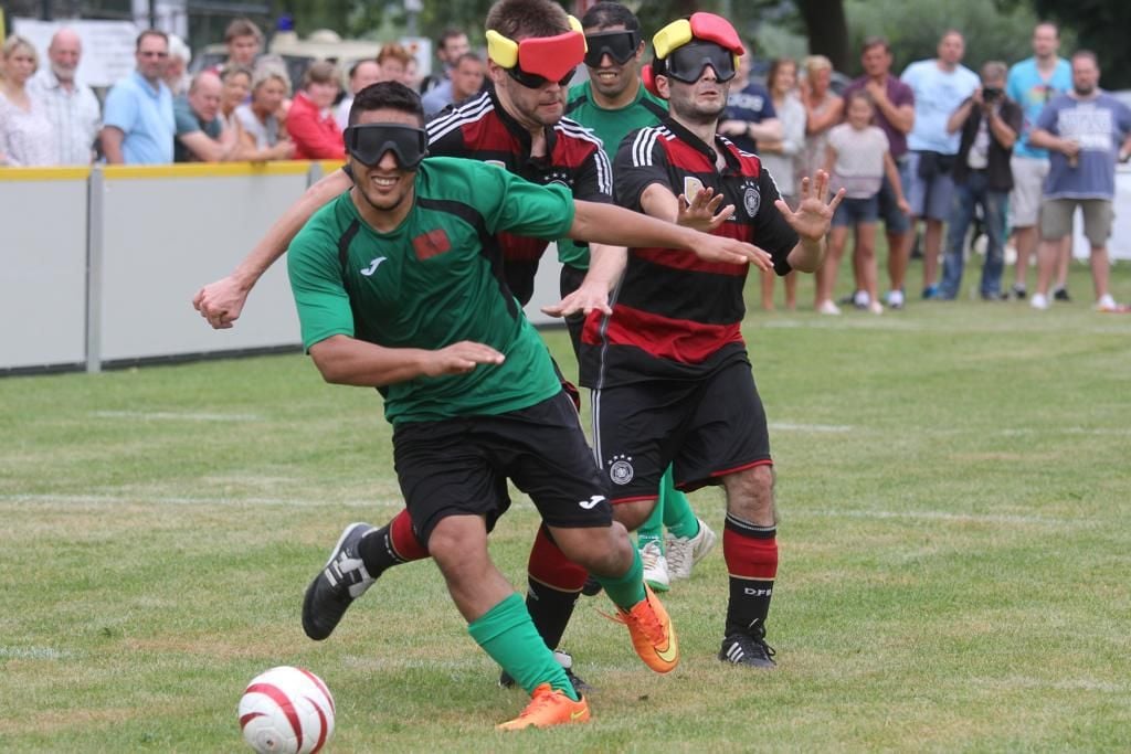 Blindenfußballer versetzen Zuschauer in Staunen