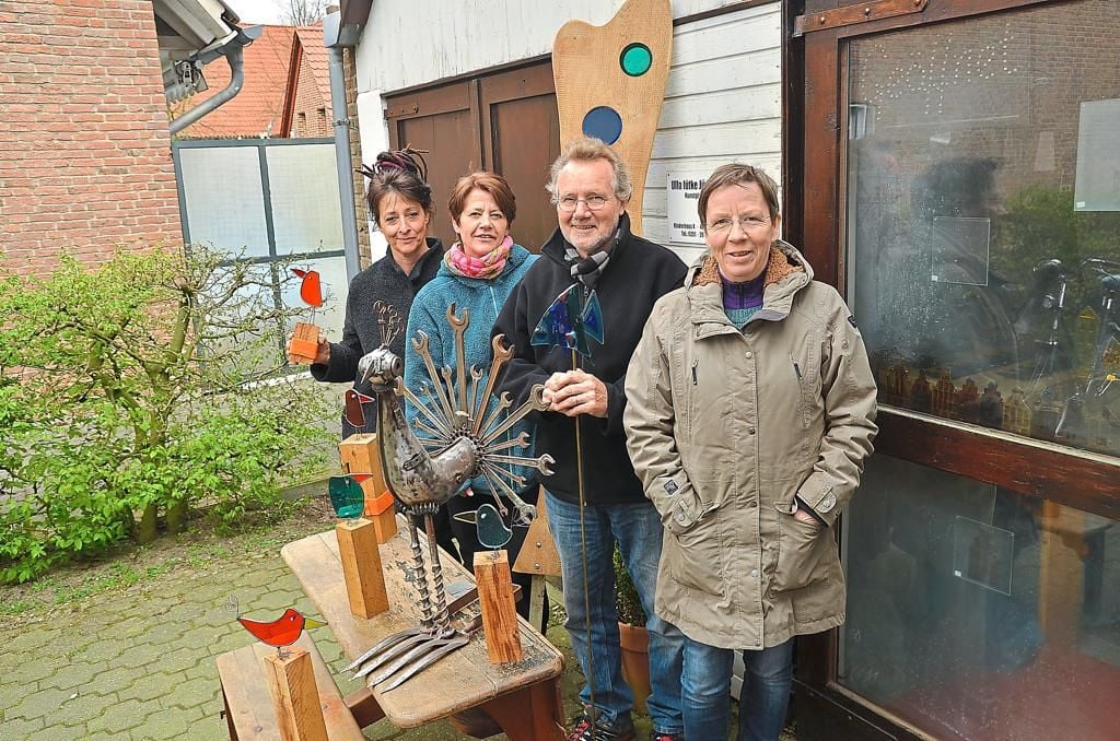 Gewichtige Pfauen, bunte Glaskunst