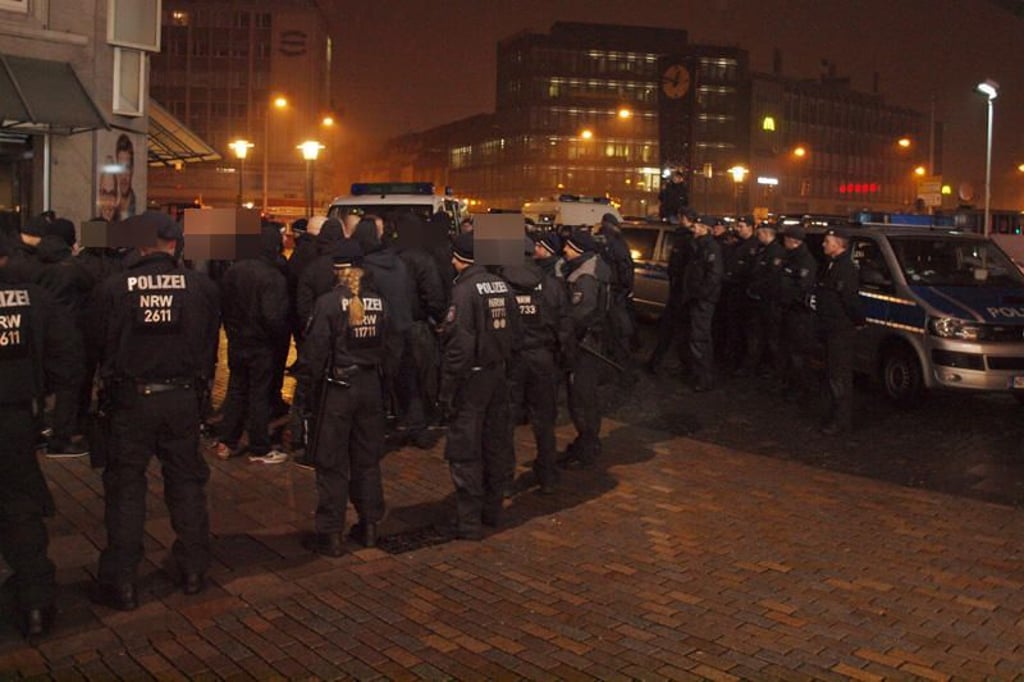 Polizei kesselt am Jahnplatz Rocker, Hooligans und Türsteher ein