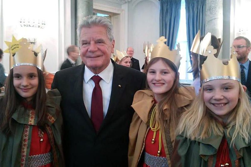 Sender Sternsinger klopfen am Schloss Bellevue an