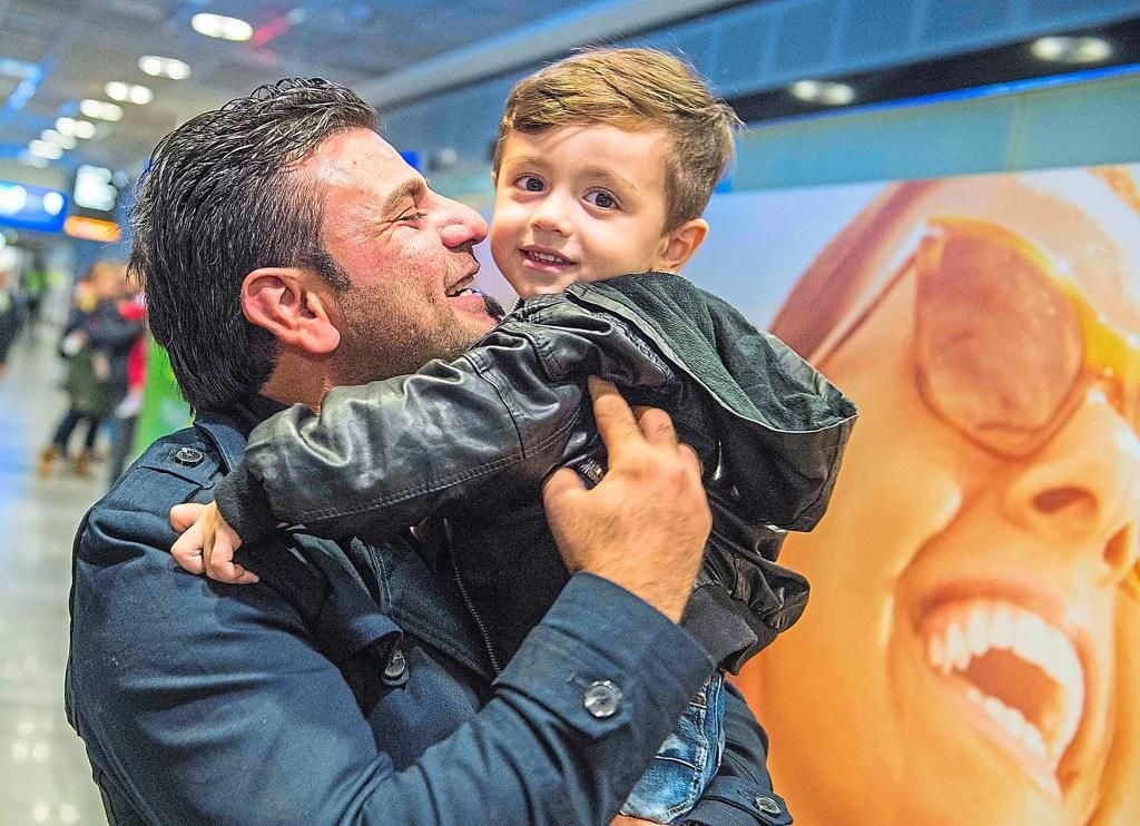 Amir Hagi schließt seinen Sohn zum ersten Mal in seinem Leben in die Arme