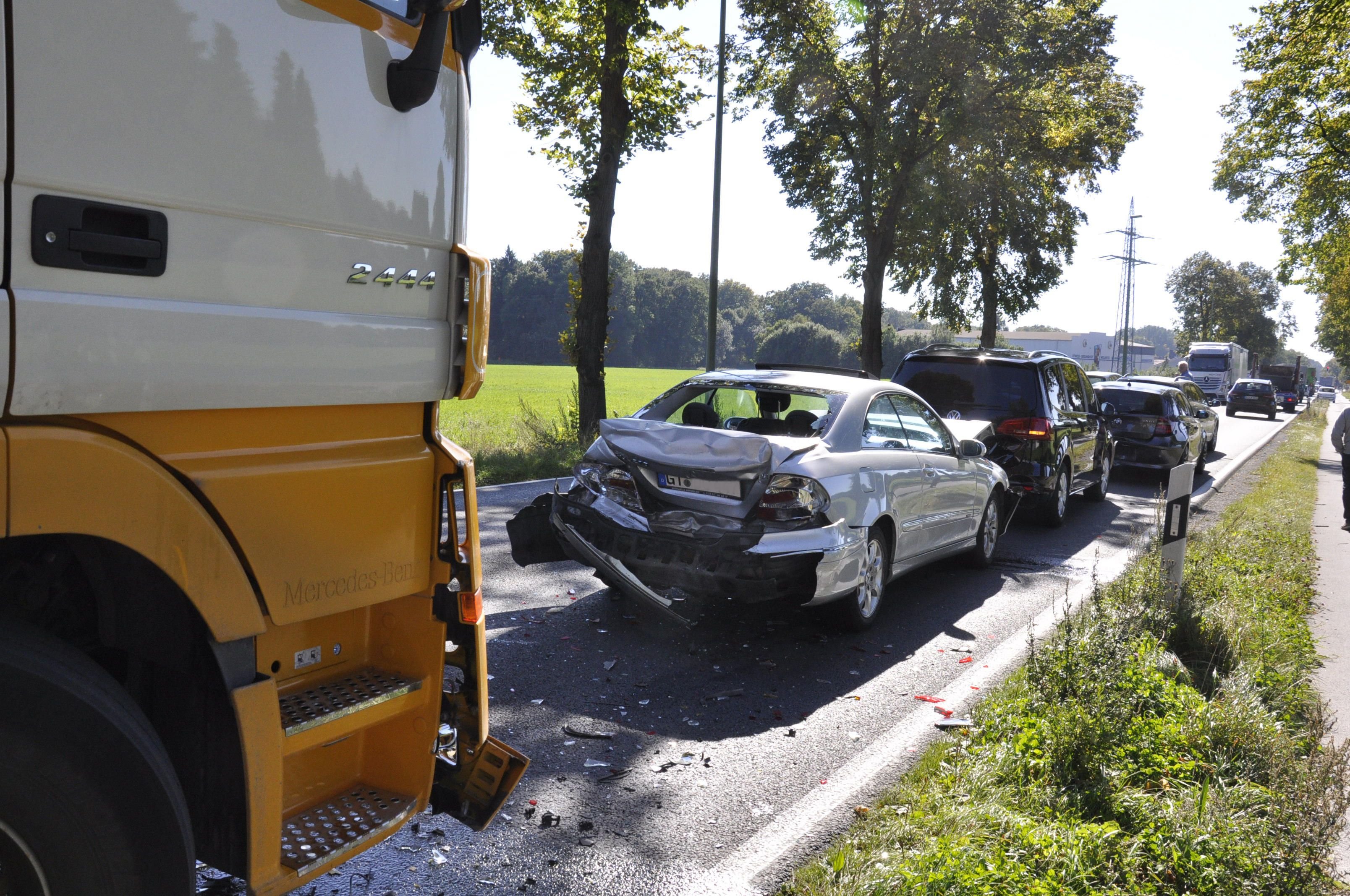 Lastwagen fährt in Stauende