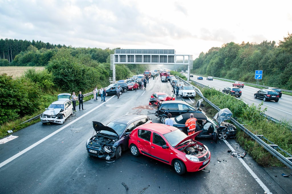 17 Verletzte bei Unfällen auf der Autobahn 2