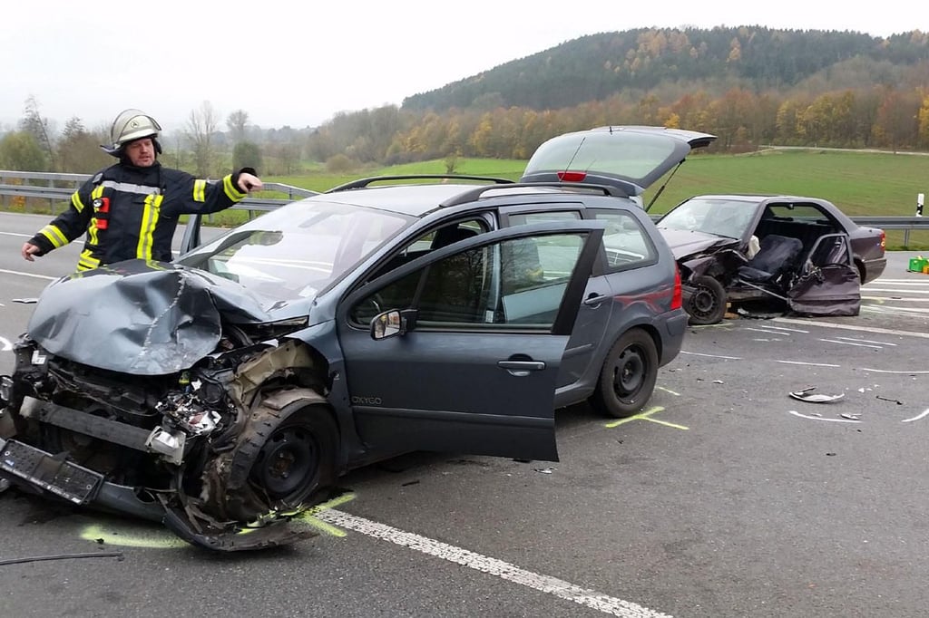 Drei Schwerverletzte bei Unfall auf der B64