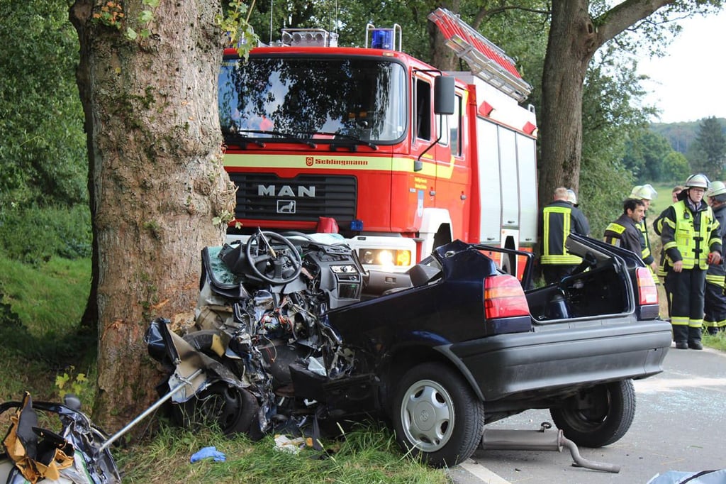Auto prallt gegen Baum – Fahrer stirbt