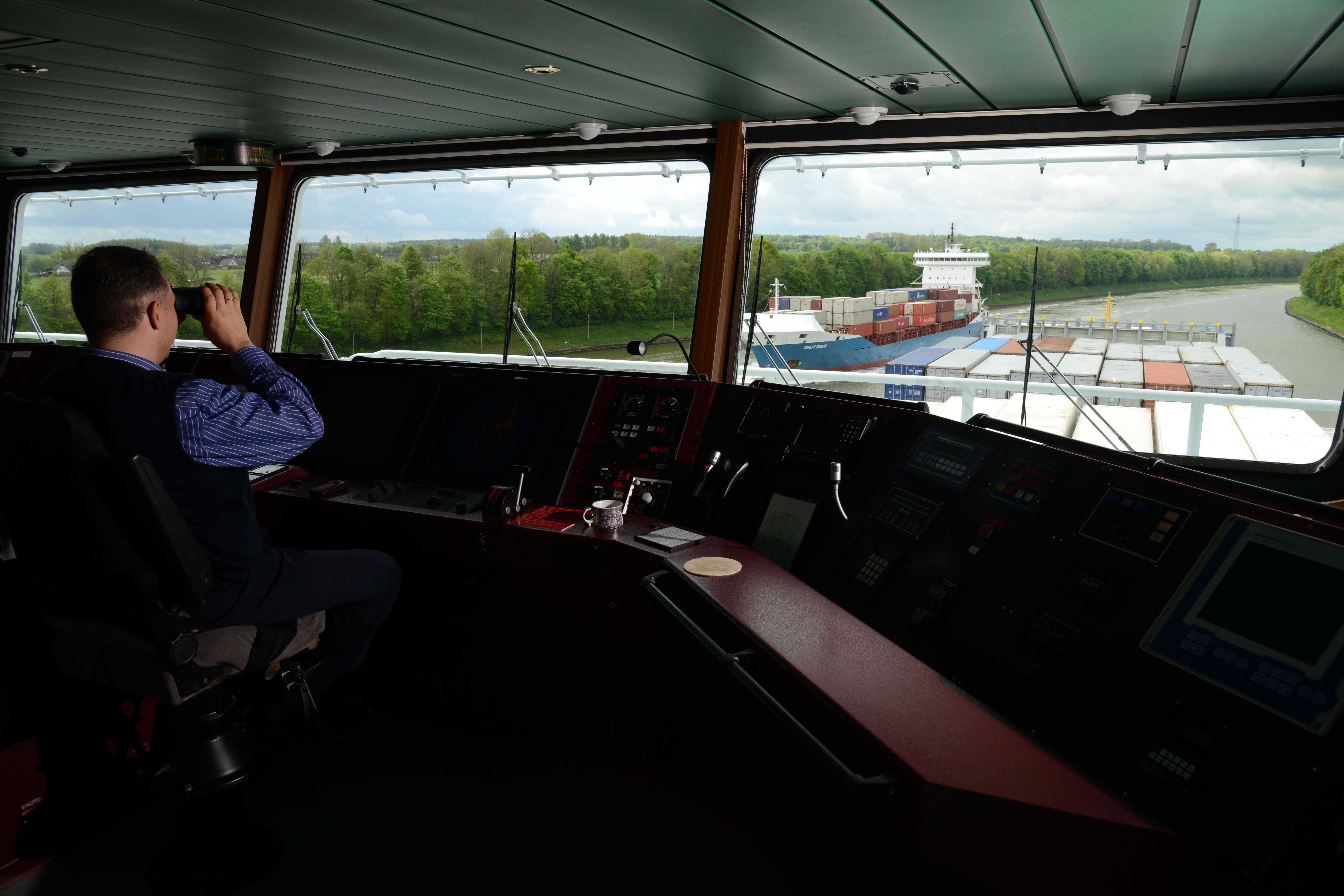 Lotsen begleiten die Ozeanriesen auf der meistbefahrenen Wasserstraße ...