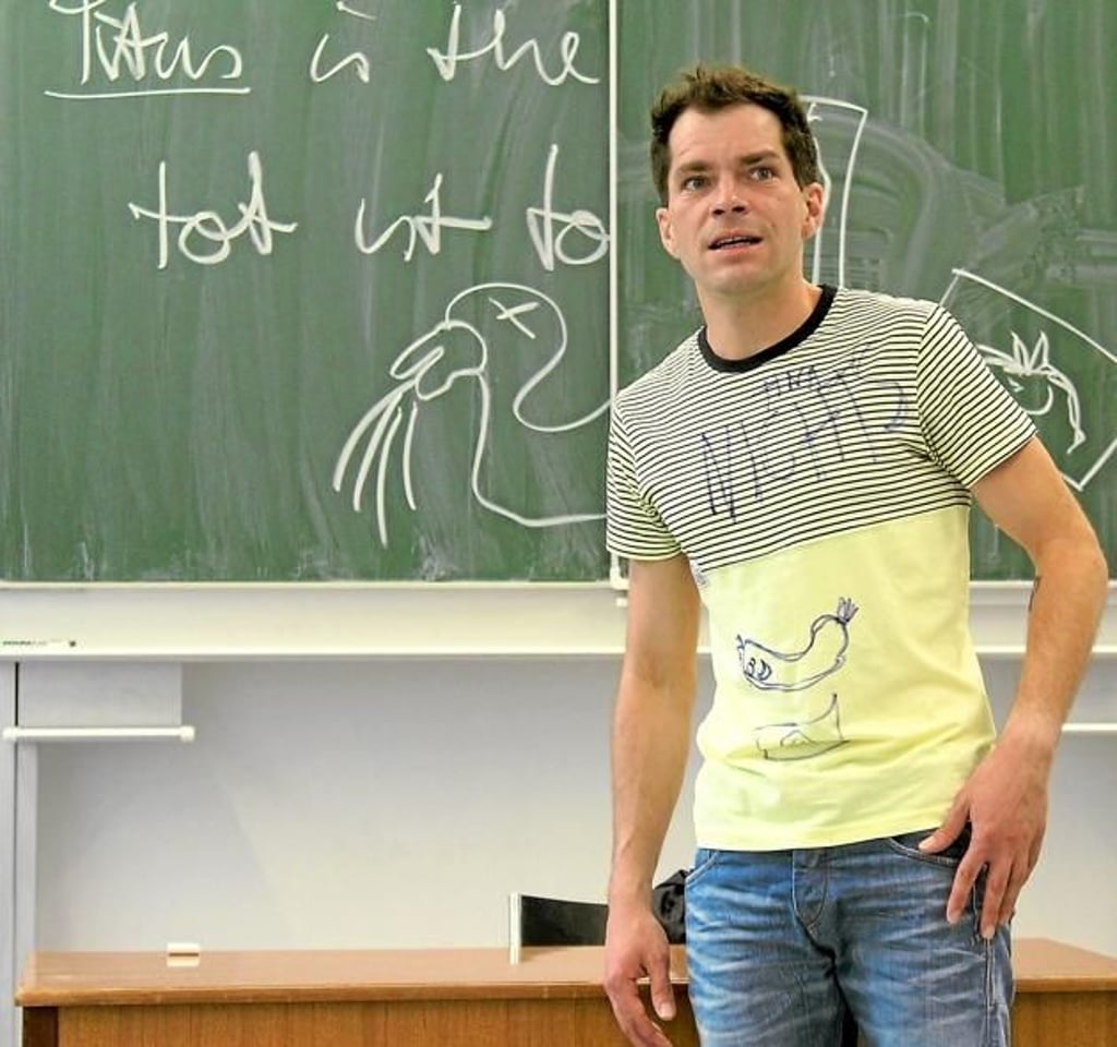 Junge nimmt Schicksal mit Humor