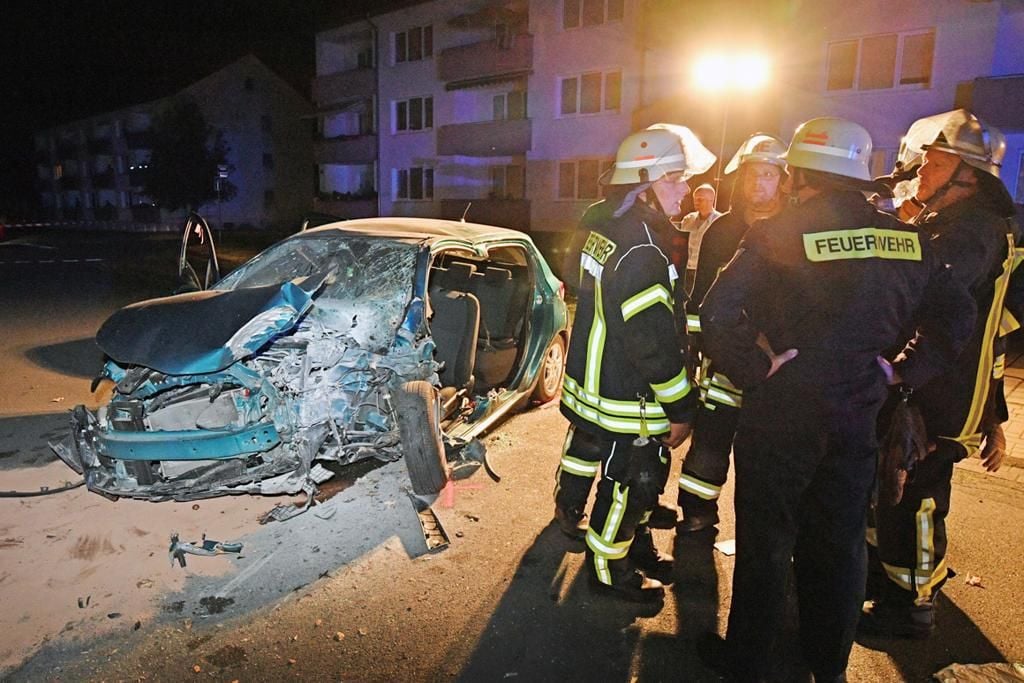 Autofahrerin stirbt bei schwerem Unfall