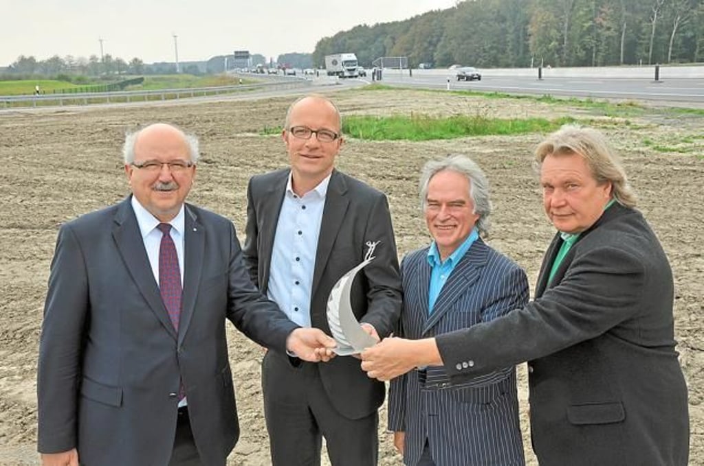 Gockel-Skulptur signalisiert Dynamik, Auftrieb und Erfolg