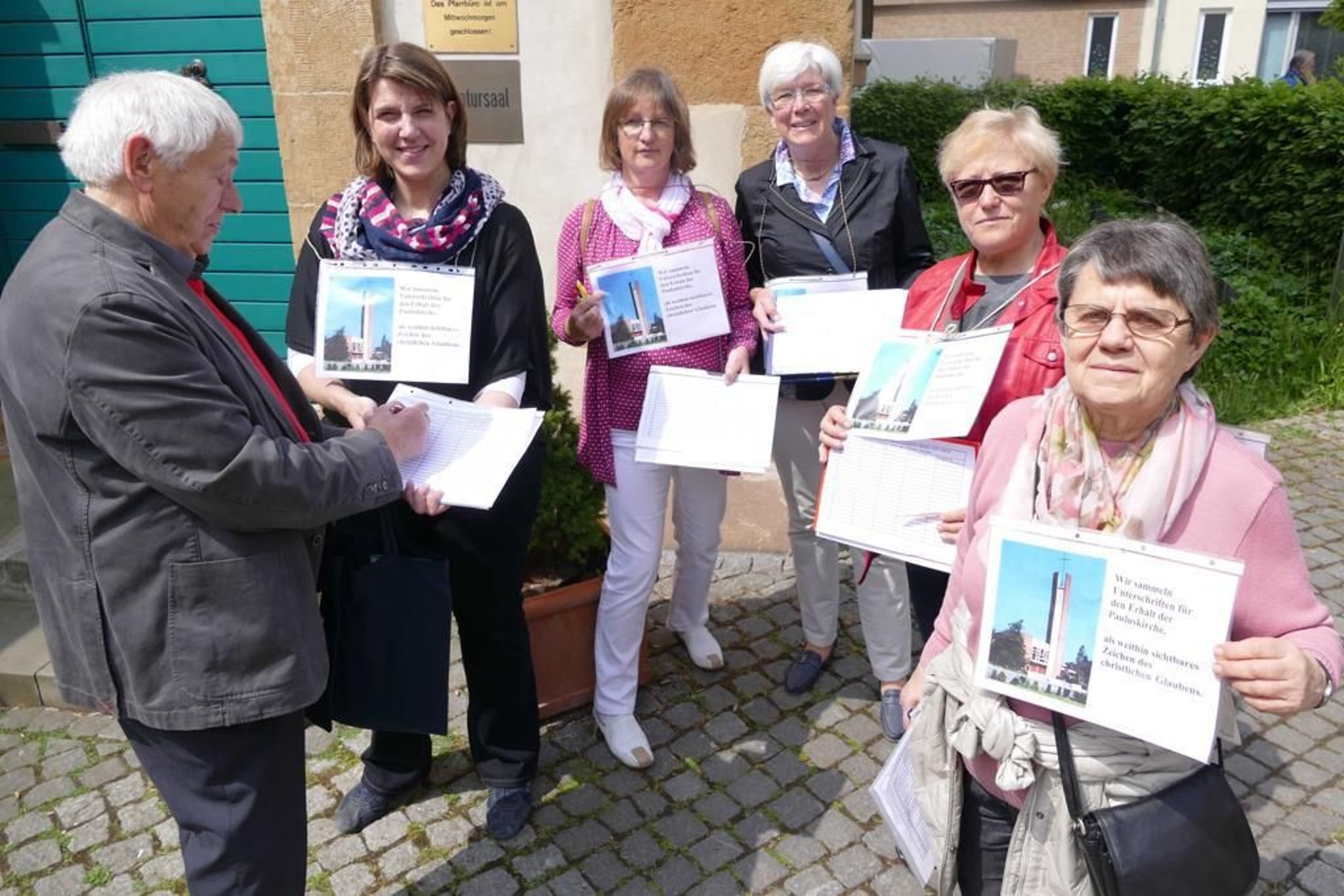 Unterschriften sollen Kirche retten