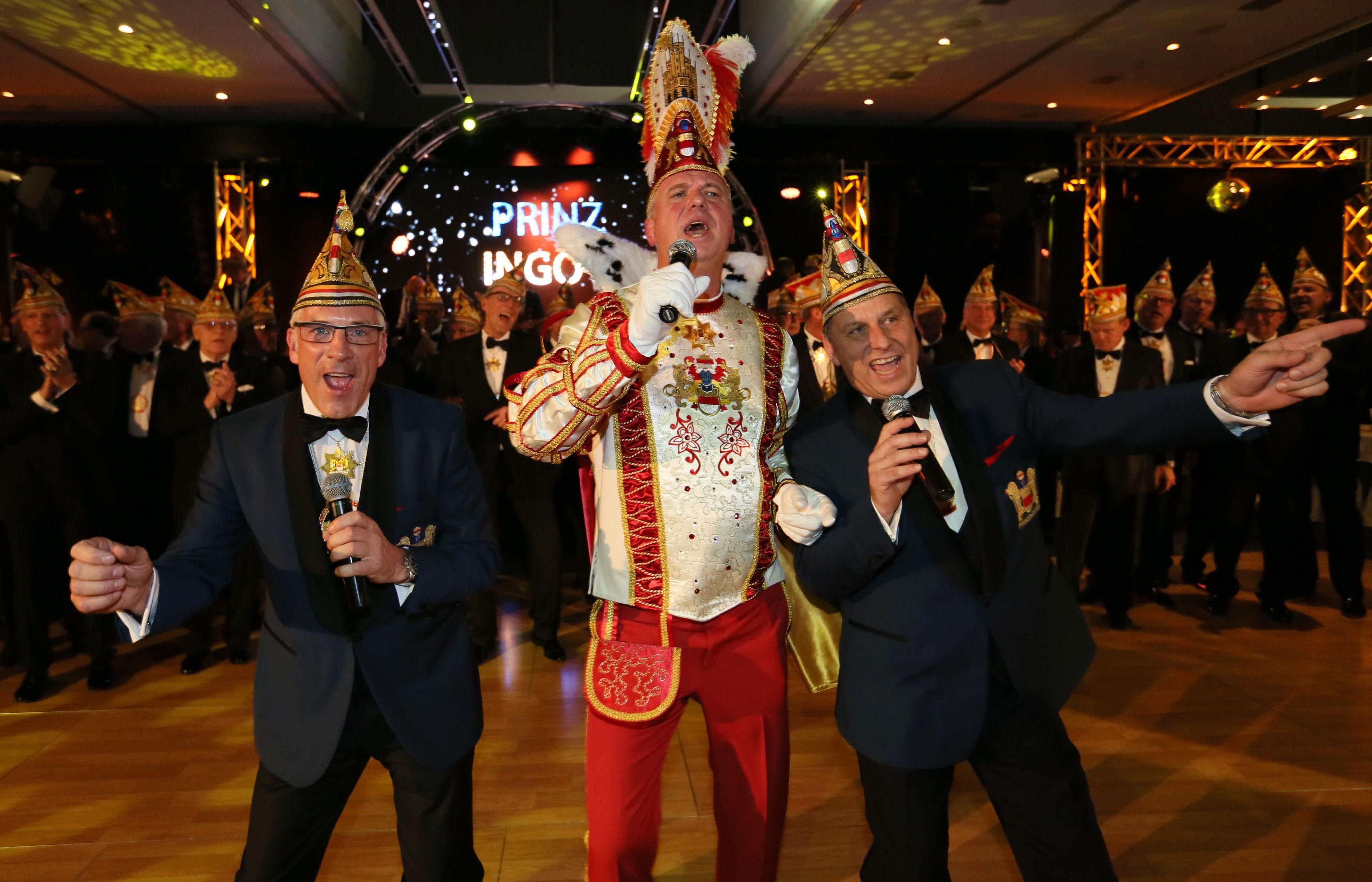 Rauschende Ballnacht: Prinz Ingo lässt es rote Rosen regnen