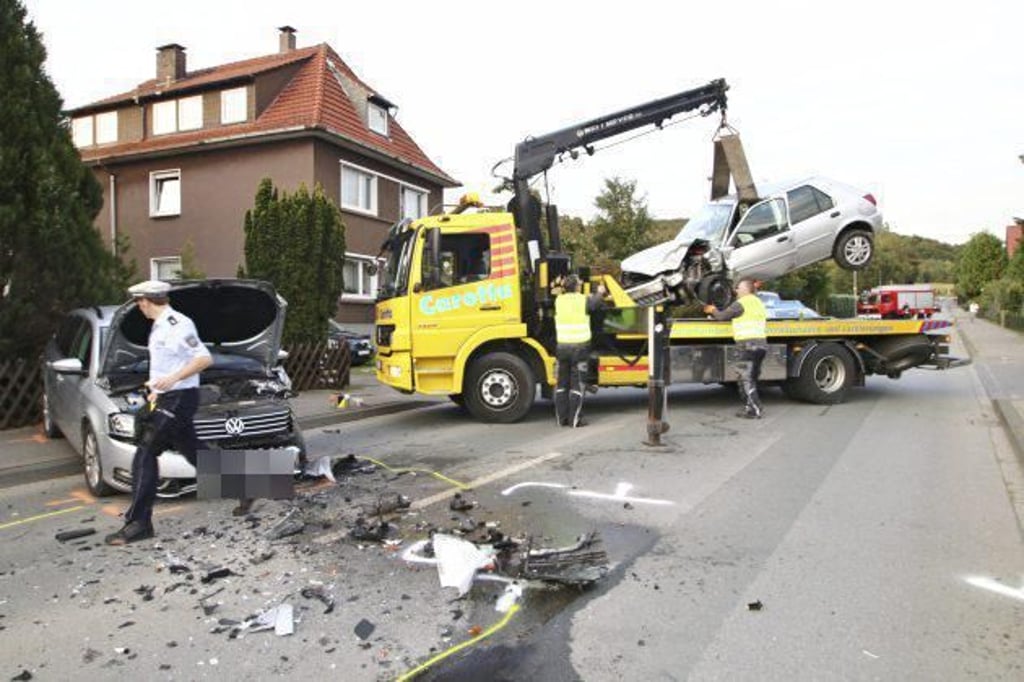 Autos prallen frontal zusammen