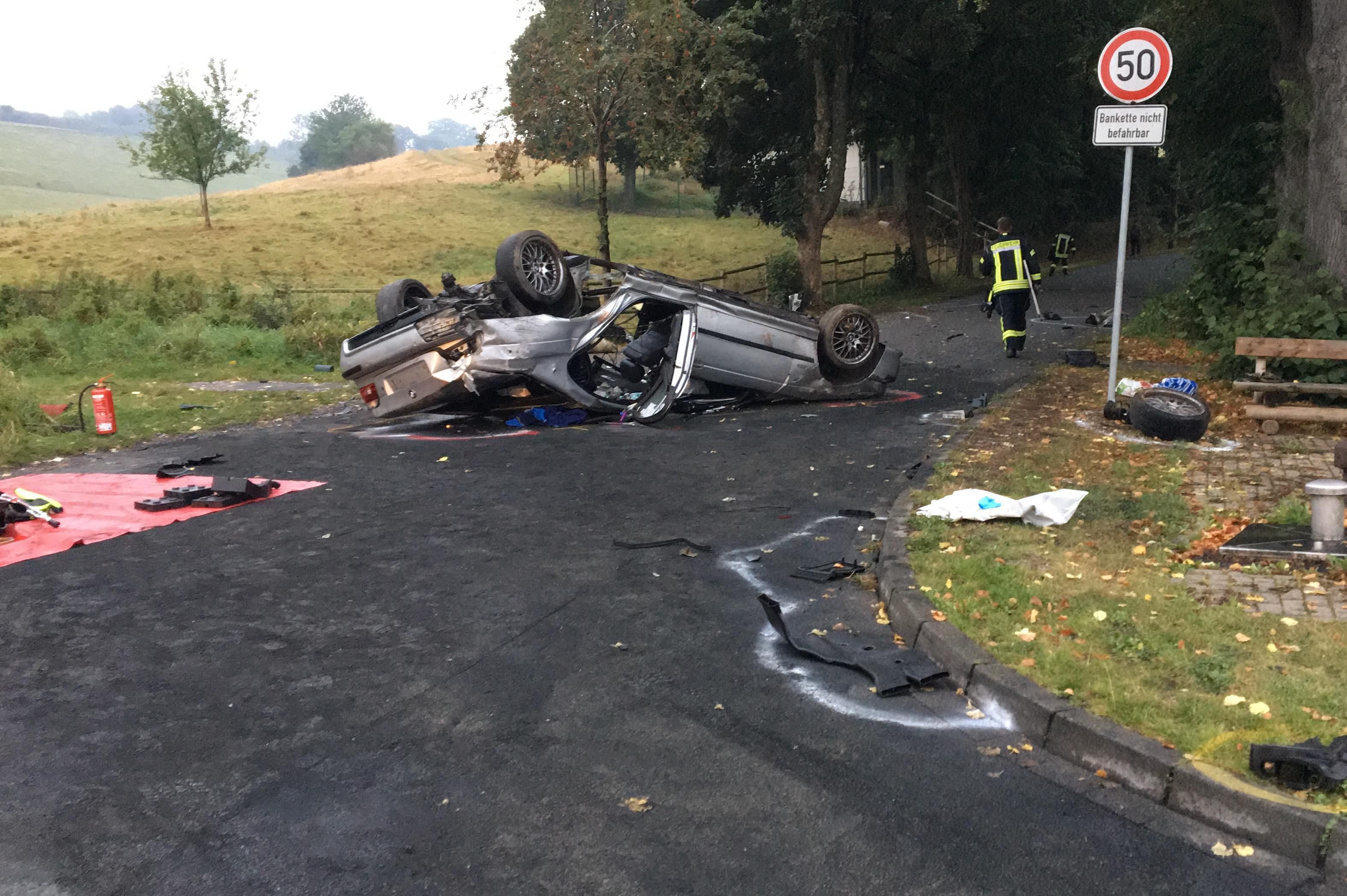 Nach Unfall: Fahrer lässt tödlich verletzten Beifahrer im Auto zurück
