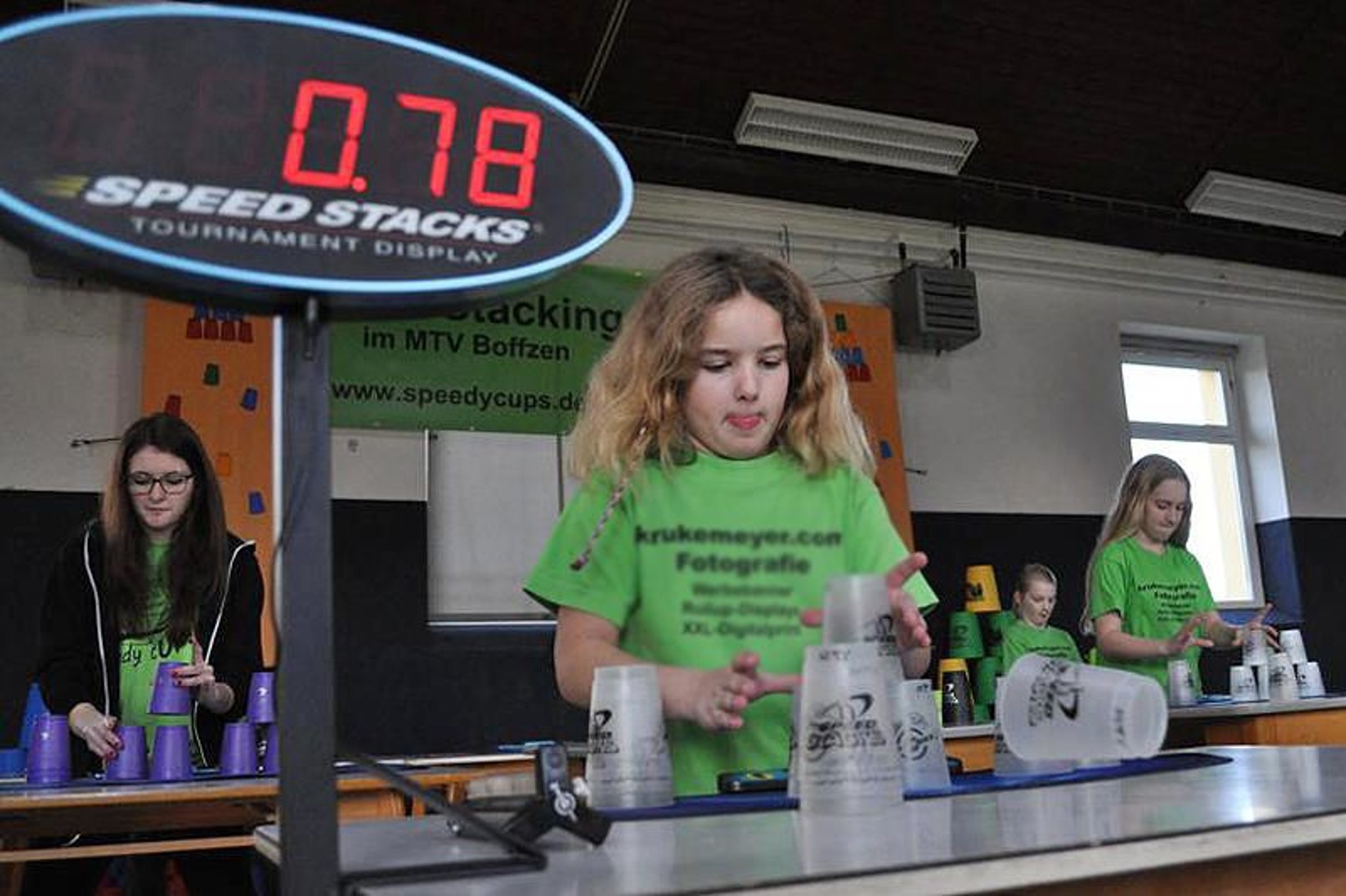 Mehr als Becher stapeln