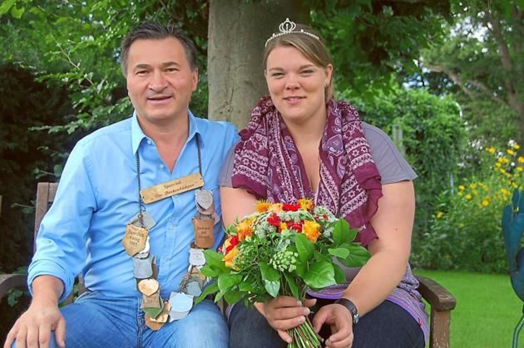 Schützen schießen auf Schweineschinken