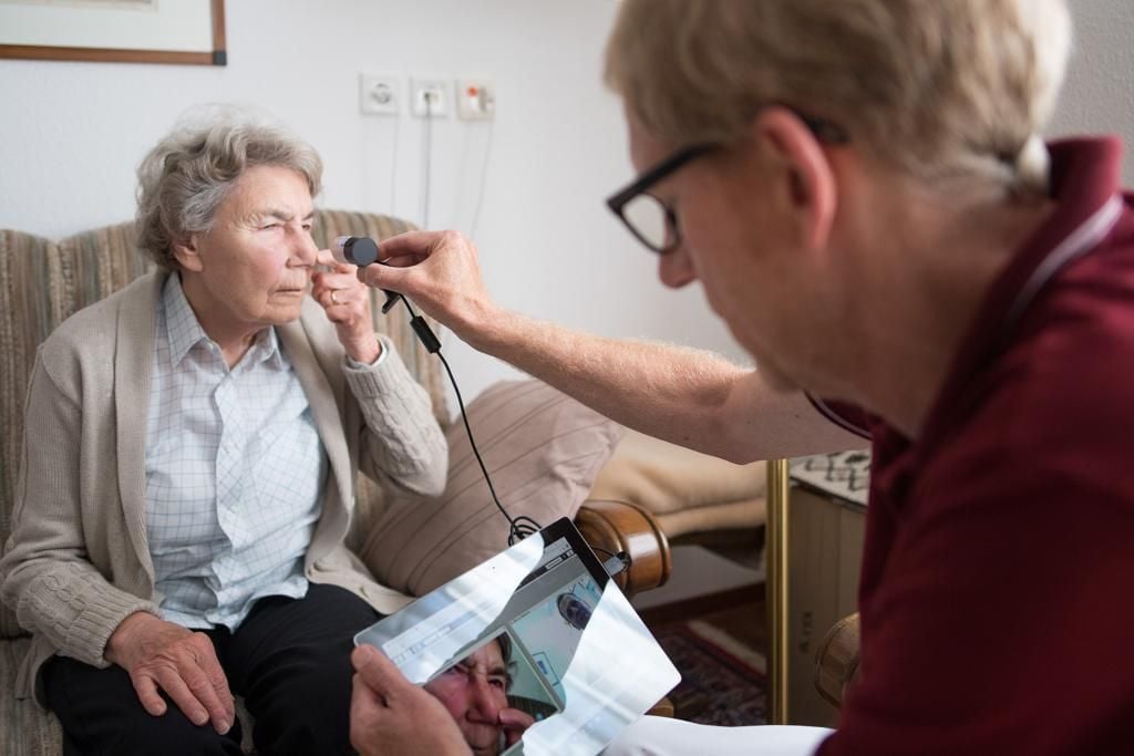 Televisiten ersparen älteren Patienten den Weg zum Arzt