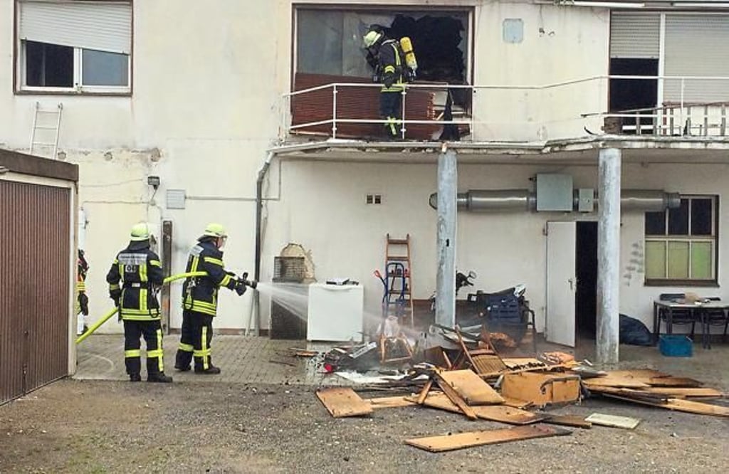 Feuerwehr rettet vier Personen aus brennendem Haus