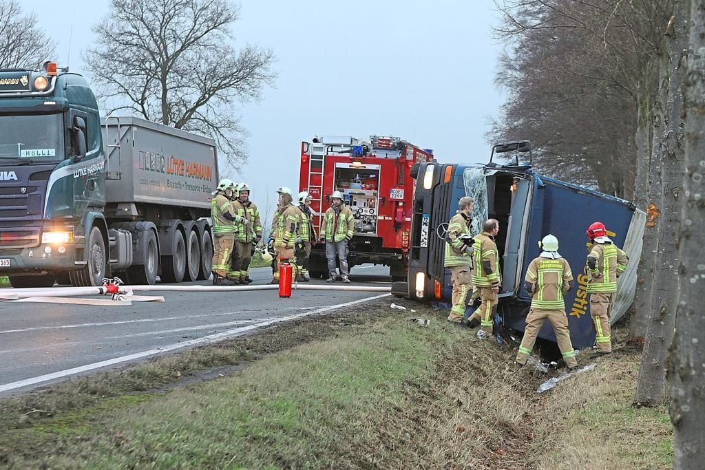 Lkw kommt von der Straße ab
