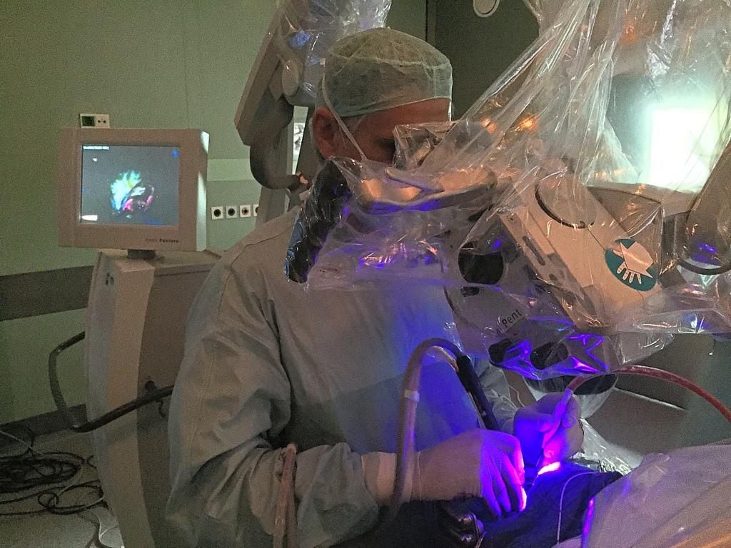 Patient wach bei Hirn-OP