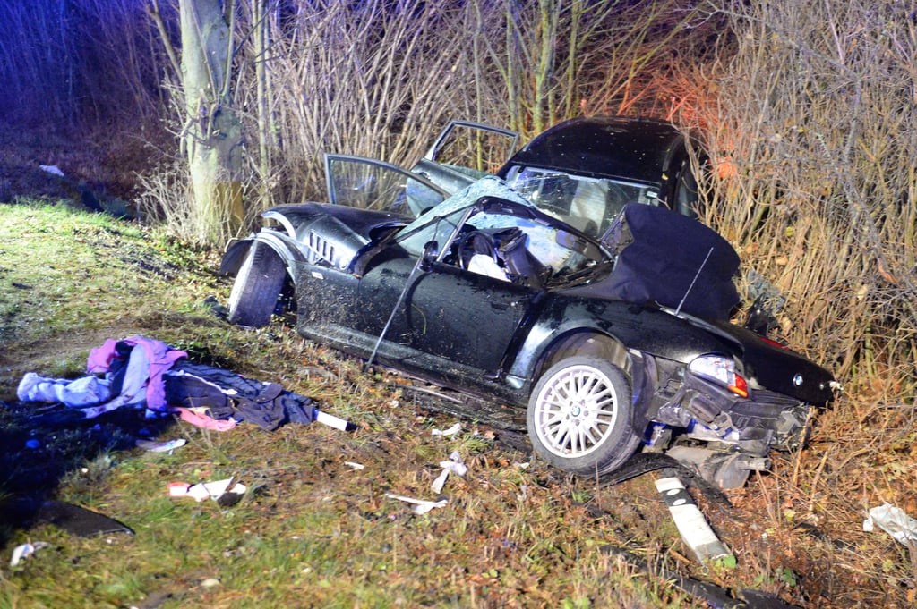 Frau stirbt bei Autounfall Frau stirbt bei Autounfall