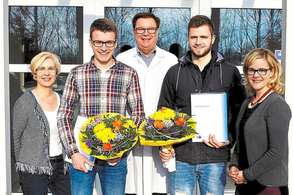 Albaad zeichnet erfolgreiche Azubis Florian Leuker und Ramon Averbeck aus