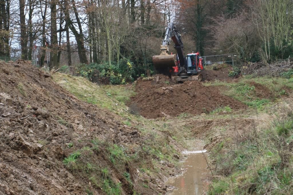 Bagger füllen Baugrube auf