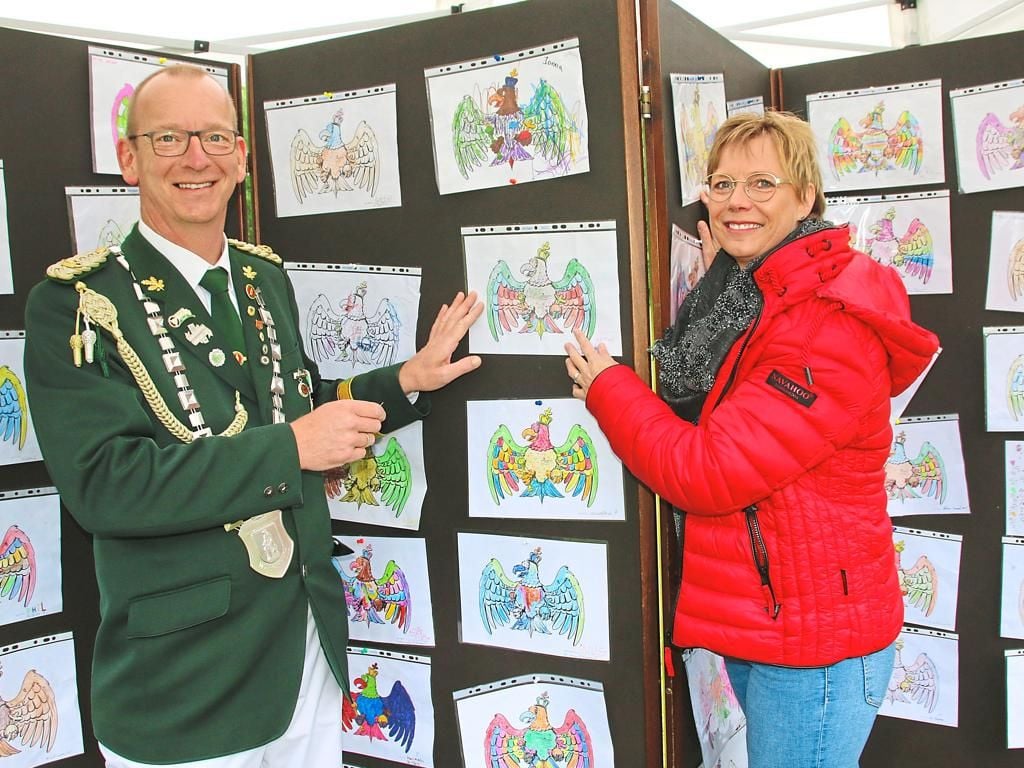 Adler kreisen über dem Schützenplatz