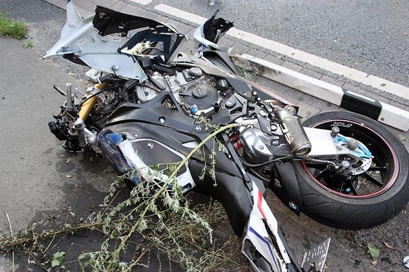 Bielefeld: Motorradfahrer aus Lippe stürzt bei Unfall und wird schwer verletzt