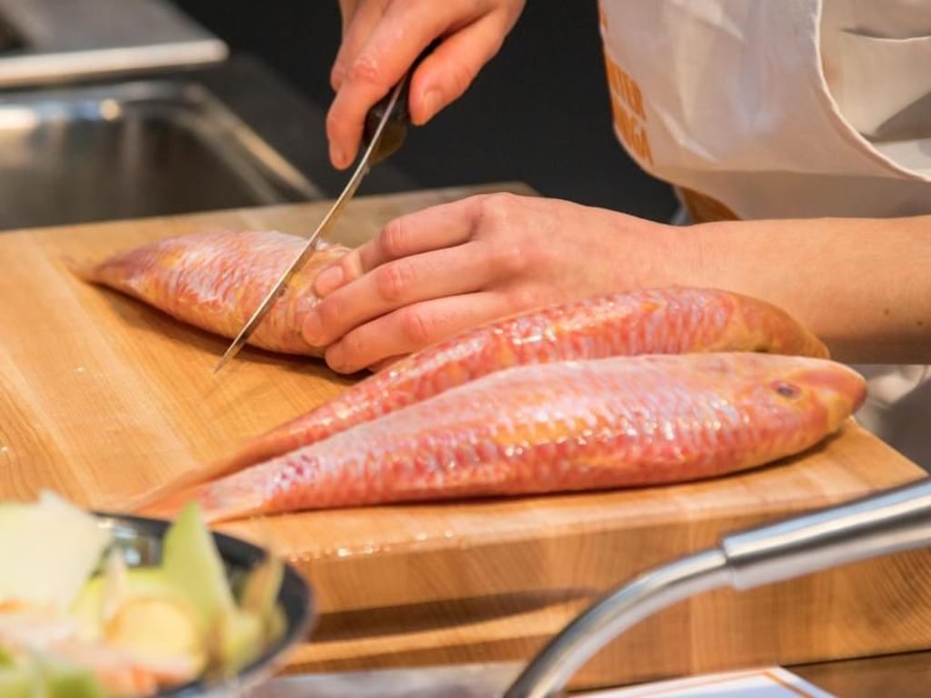 So bleibt der Fisch beim Braten flach