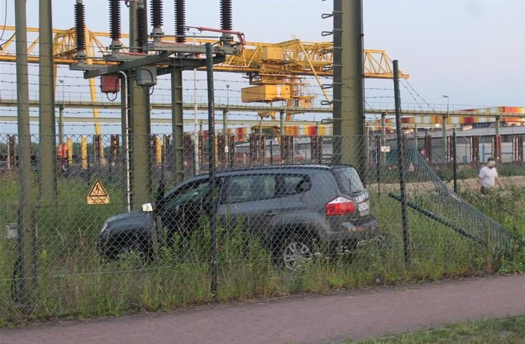 Beifahrer griff ins Lenkrad: Auto kracht in Trafostation