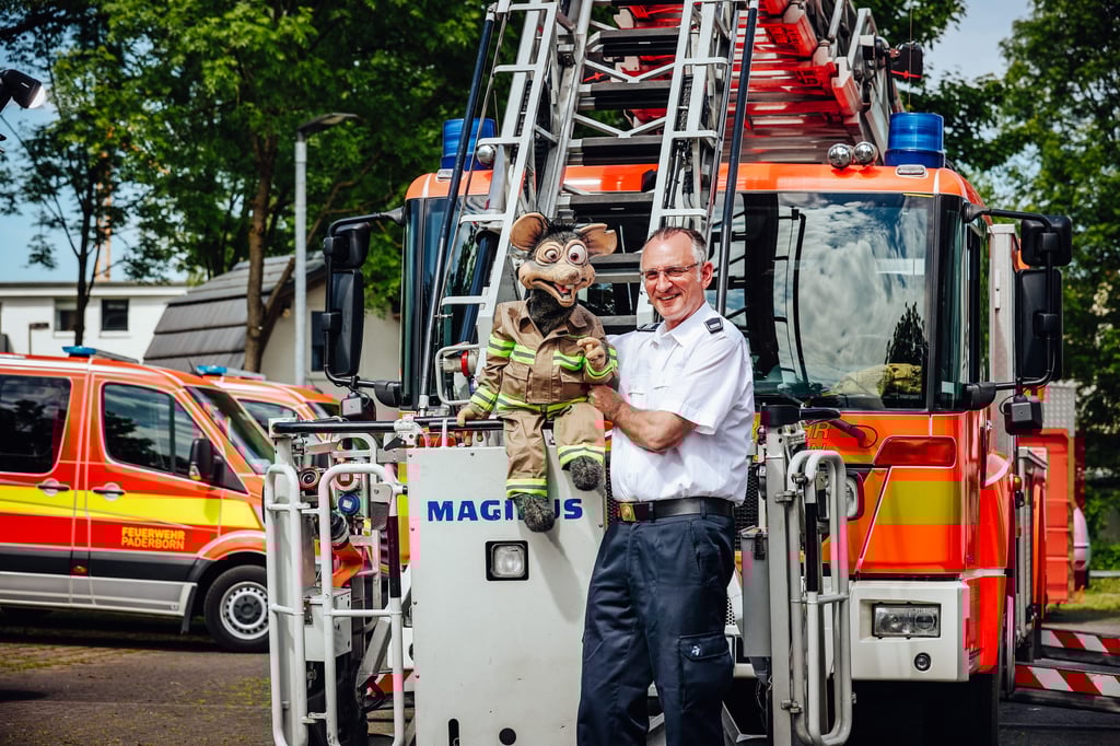 Rudi Ratte erklärt Kindern die Arbeit der Feuerwehr