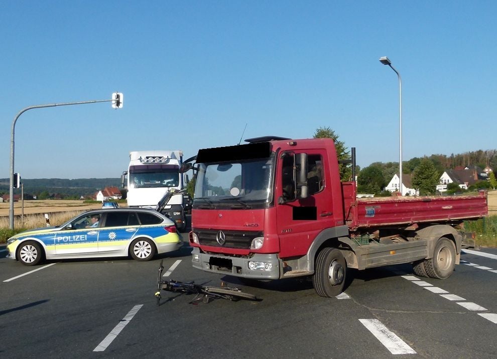 Minden-Lübbecke: Radfahrer wird von LKW erfasst und schwer verletzt