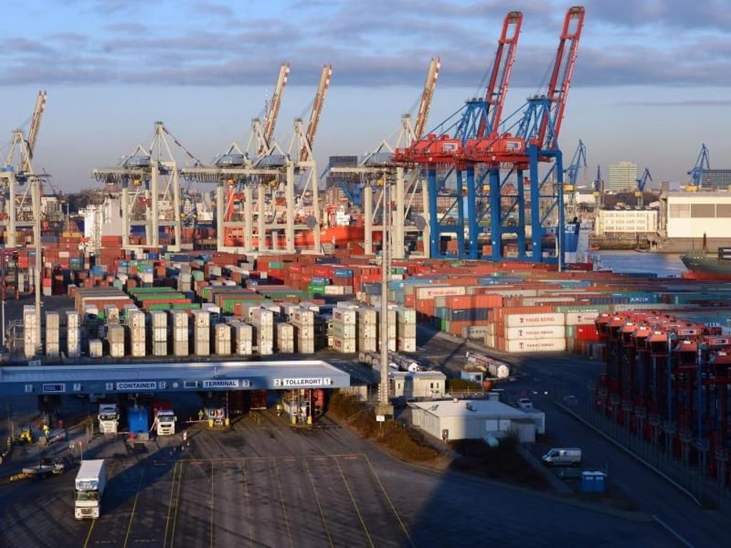 Hamburger Hafen fällt gegenüber Konkurrenz zurück