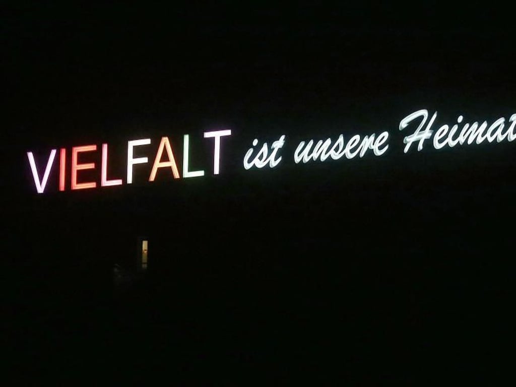 «Vielfalt ist unsere Heimat»-Schriftzug leuchtet