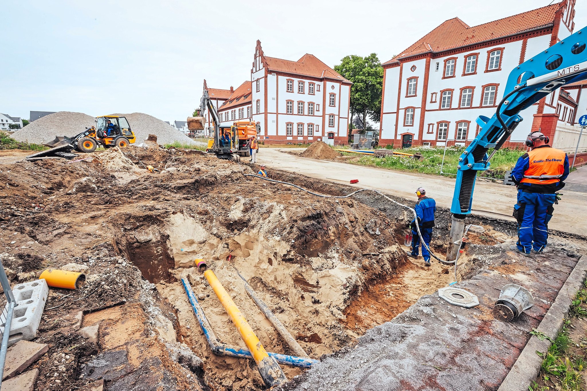 Bagger beschädigt Kabel und Leitungen