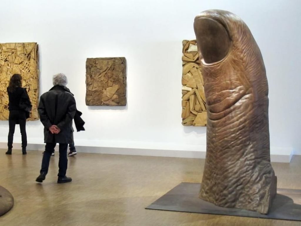 César in Paris: Schrottautos und Riesendaumen