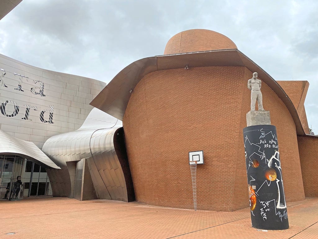 tupac statue germany