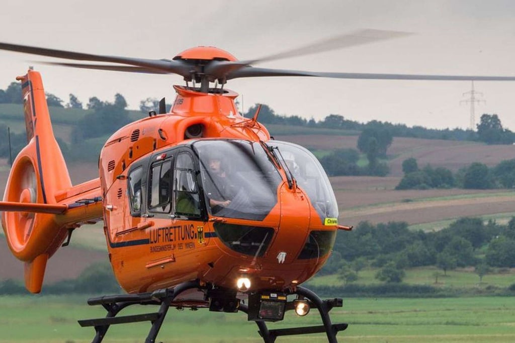 B252/Höxter – Lebensgefahr: 21-Jährige prallt gegen Transporter