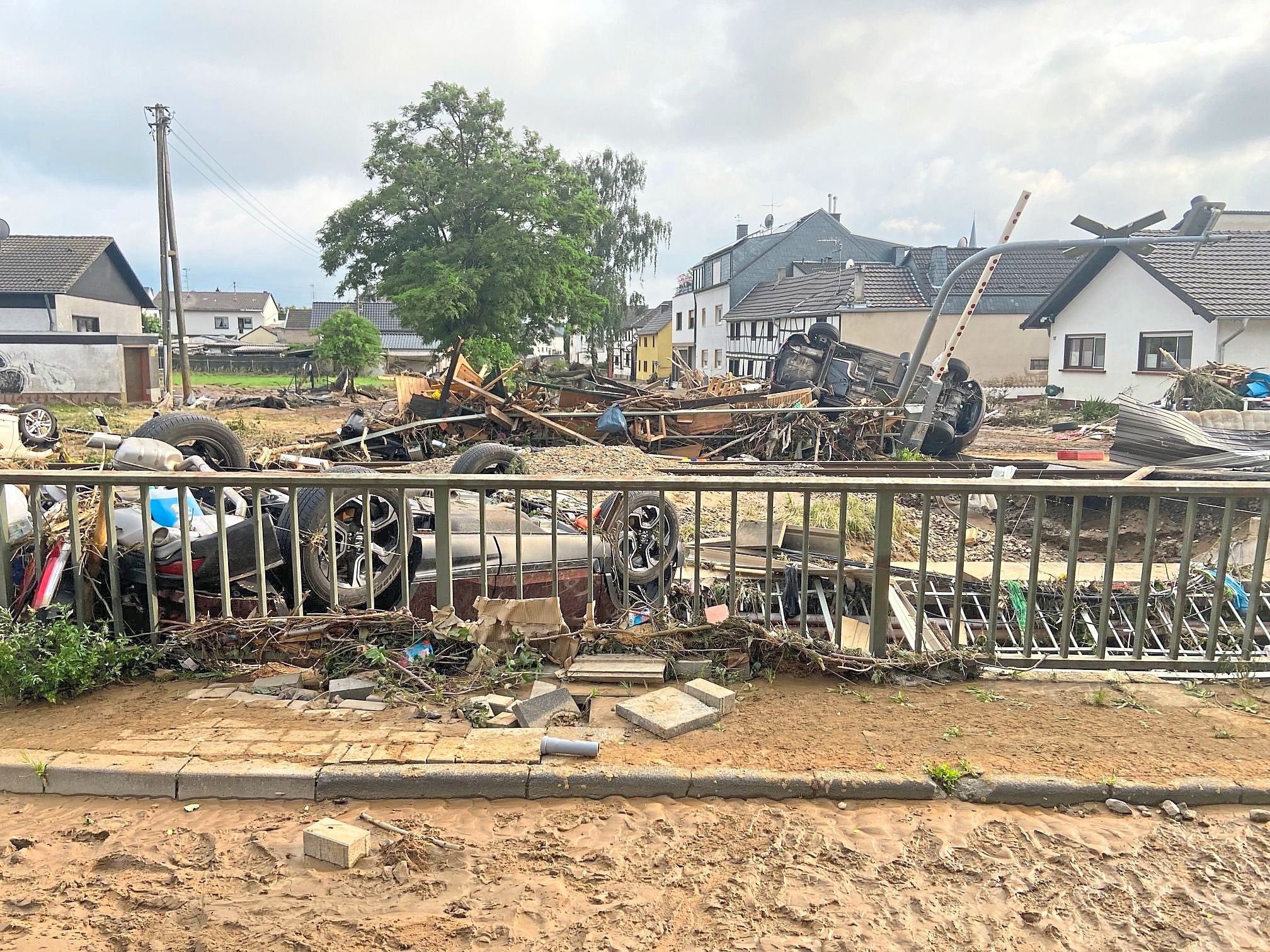 Autos stapeln sich übereinander