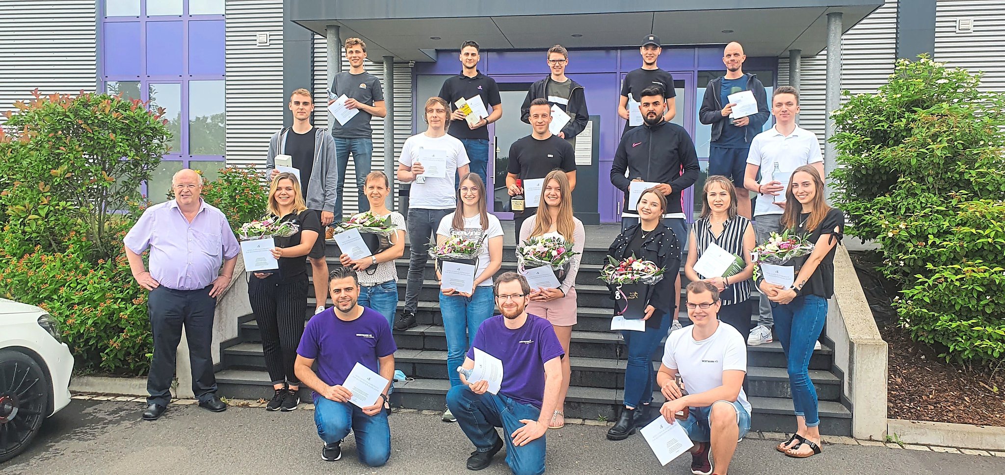 Siegbert Wortmann gratuliert zu erfolgreich abgeschlossener Ausbildung