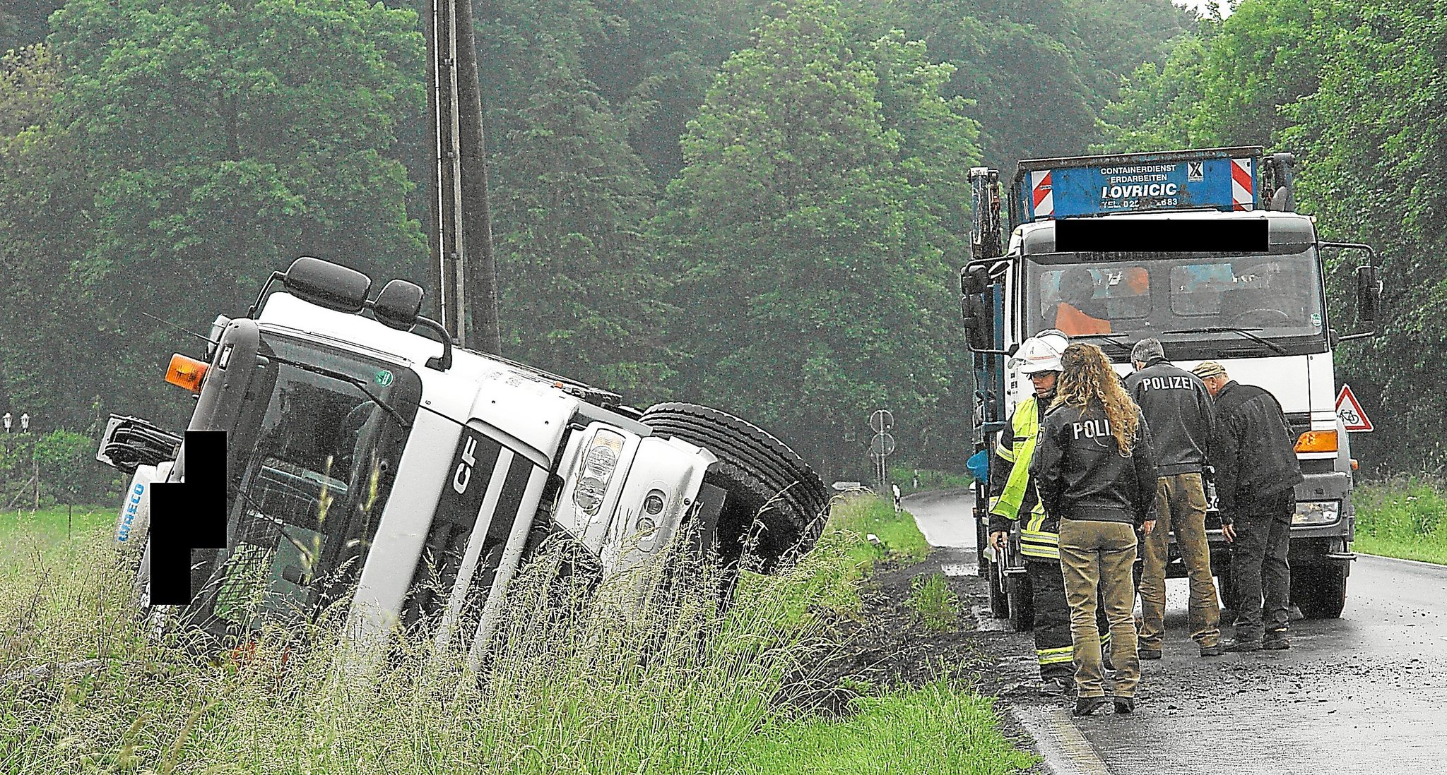 Lkw kippt in den Graben