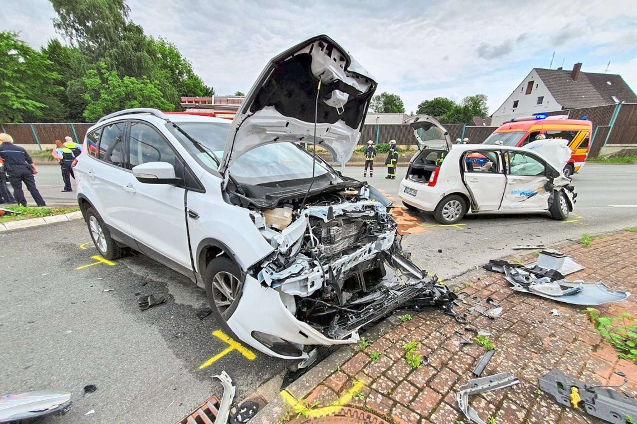Unfall auf B64: zwei Frauen schwer verletzt