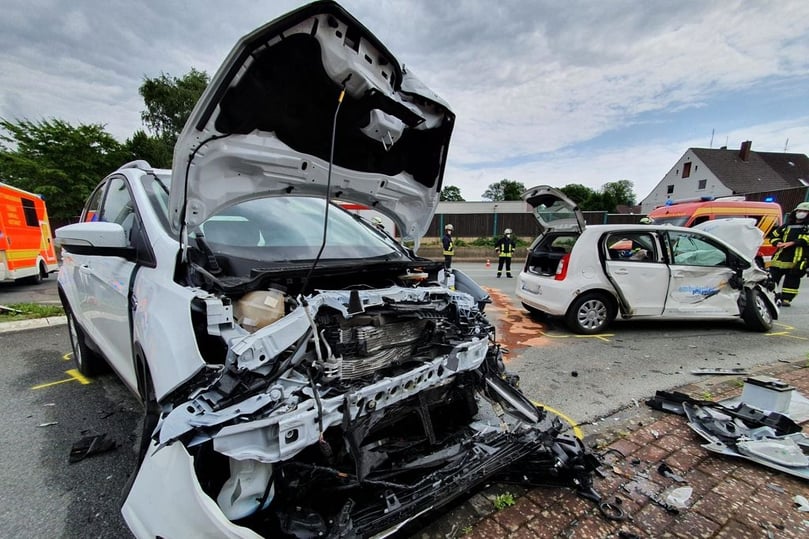 Unfall auf B64: zwei Frauen schwer verletzt