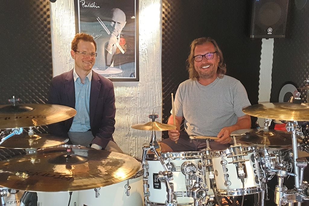 Schlagzeugspielen wie Phil Collins