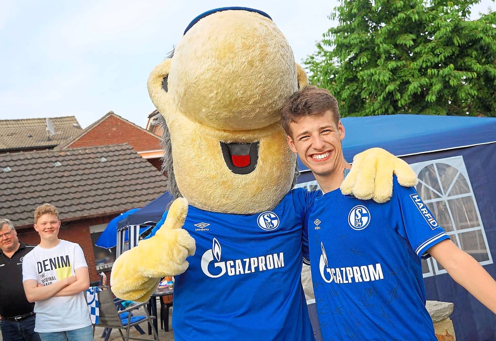 Schalke-Maskottchen gratuliert Ascheberger