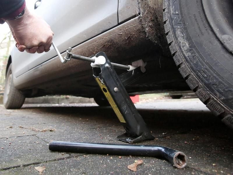 Aufbocken, aber richtig: Wie man selbst die Autoreifen wechselt