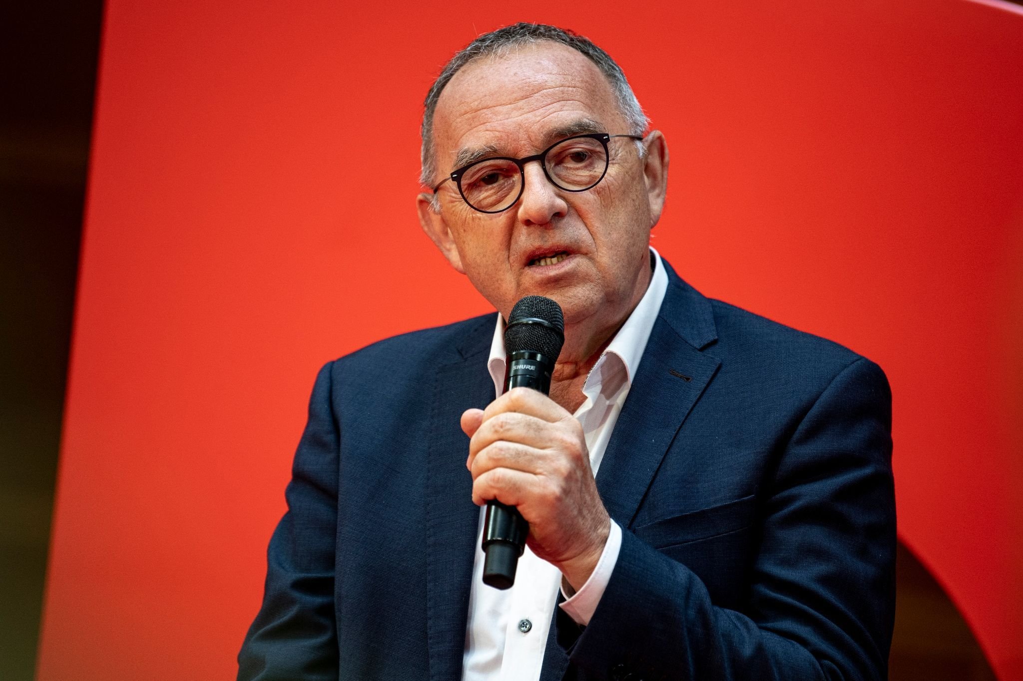 SPD-Chef kritisiert Laschets Corona-Lockerungen in NRW SPD-Chef kritisiert Laschets Corona-Lockerungen in NRW