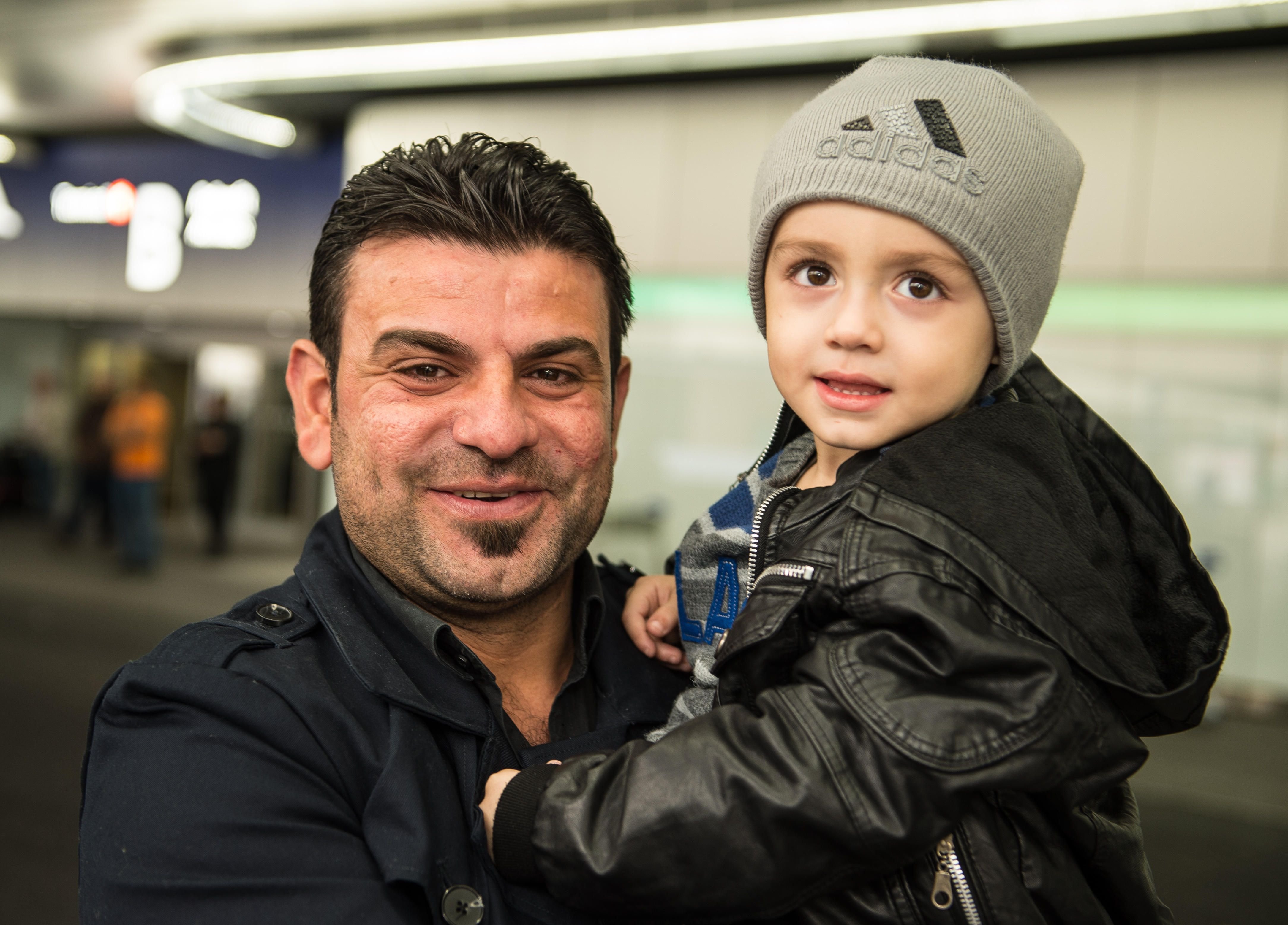 Flüchtling Amir Hagi trifft in Frankfurt erstmals seinen Sohn