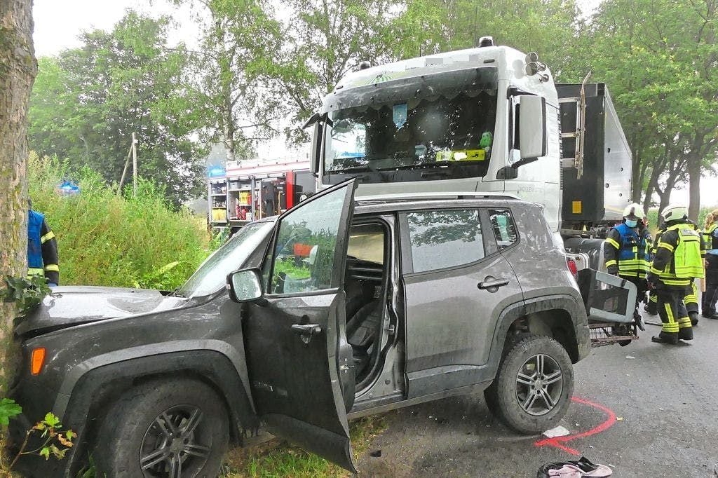 Sattelzug rammt Jeep: Beifahrerin schwer verletzt