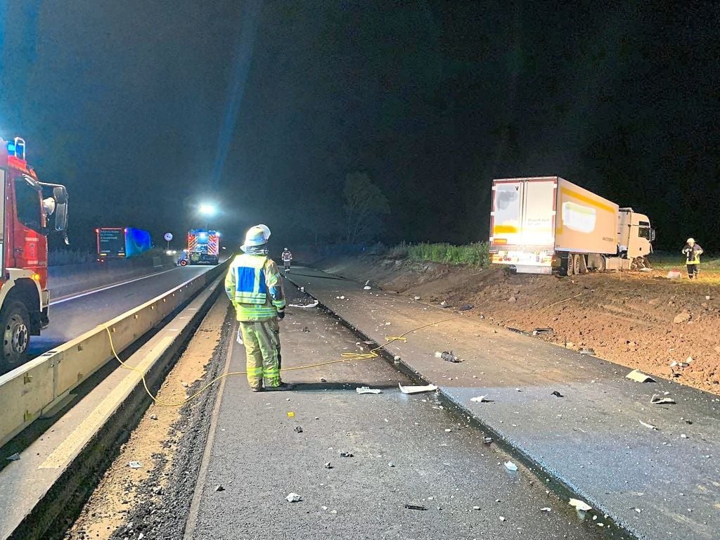 LKW verunglückt nach Reifenplatzer